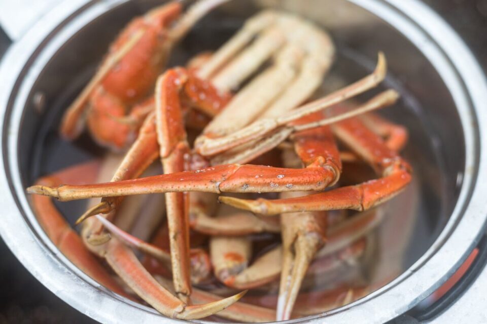 How To Season Crab Legs When Boiling (The 3 Best Ways) - Survival Freedom